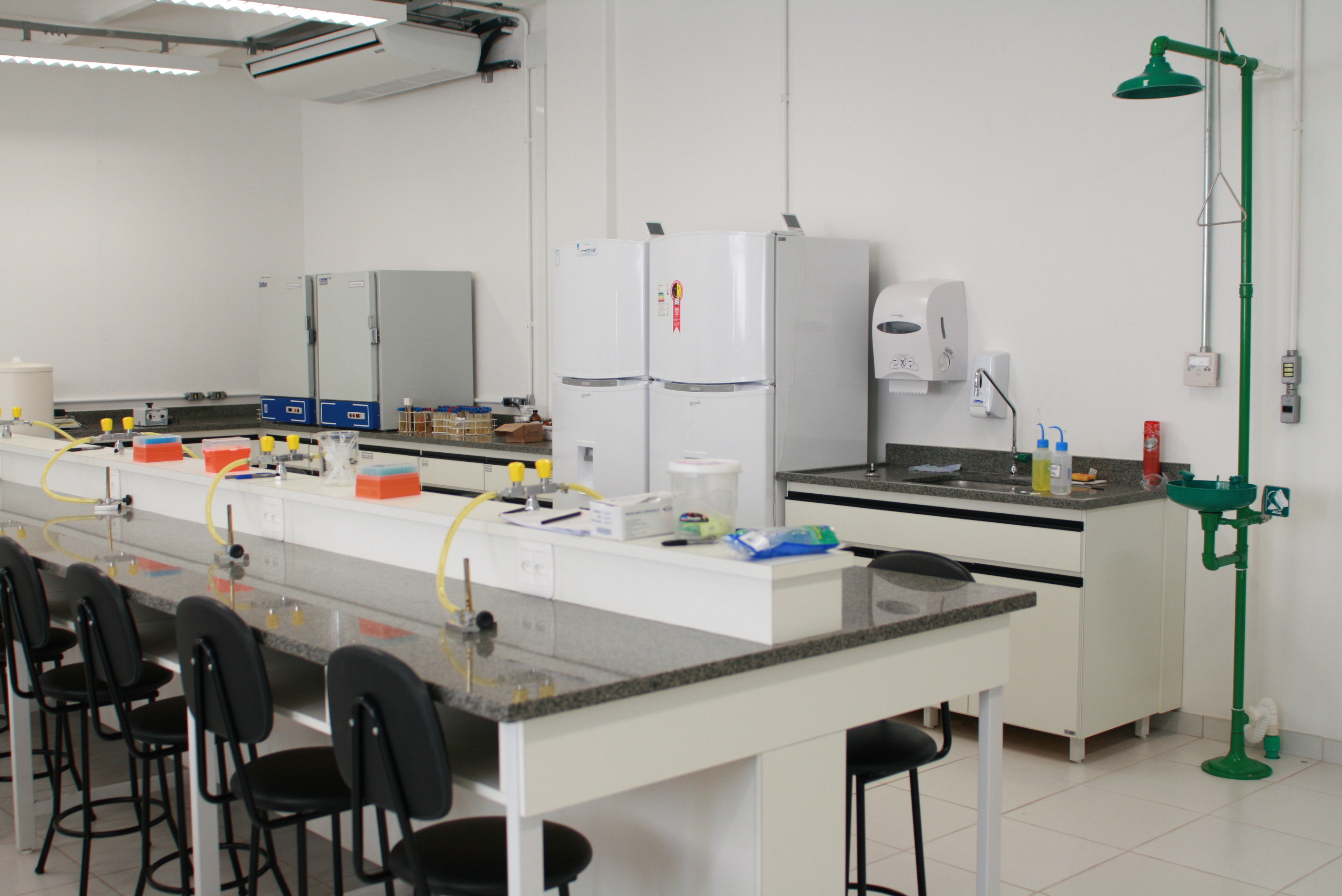 Univates - Laboratório de Microbiologia e Micologia